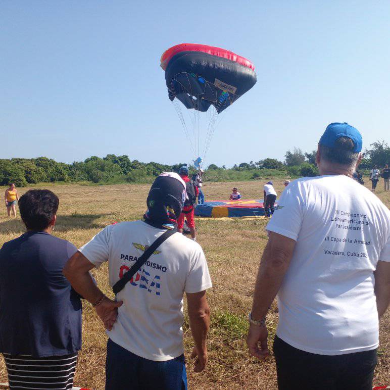 A parachute over Varadero. – Radio 26 – Matanzas, Cuba